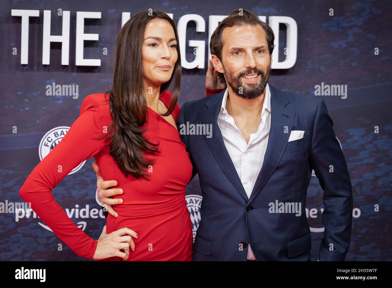 Quirin Berg & Kara Hecker BEI der Premiere von FC Bayern - derrière la ...