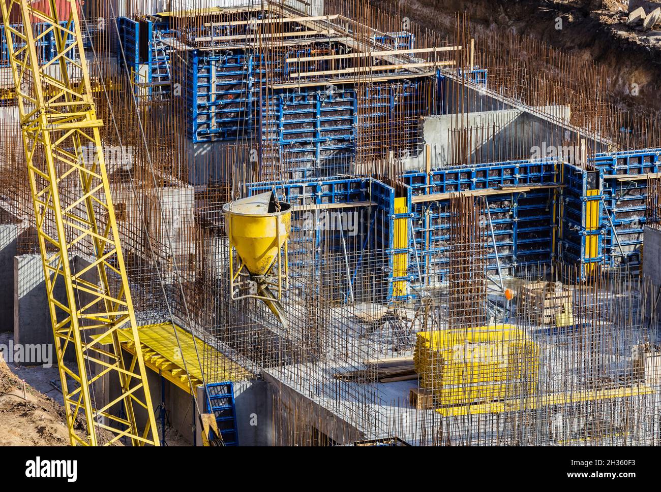 Coffrages et barres d'armature en fer installés ou barres d'armature ...