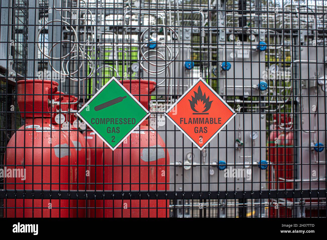 Bouteilles de gaz dans une cour de stockage. Divers produits chimiques ...