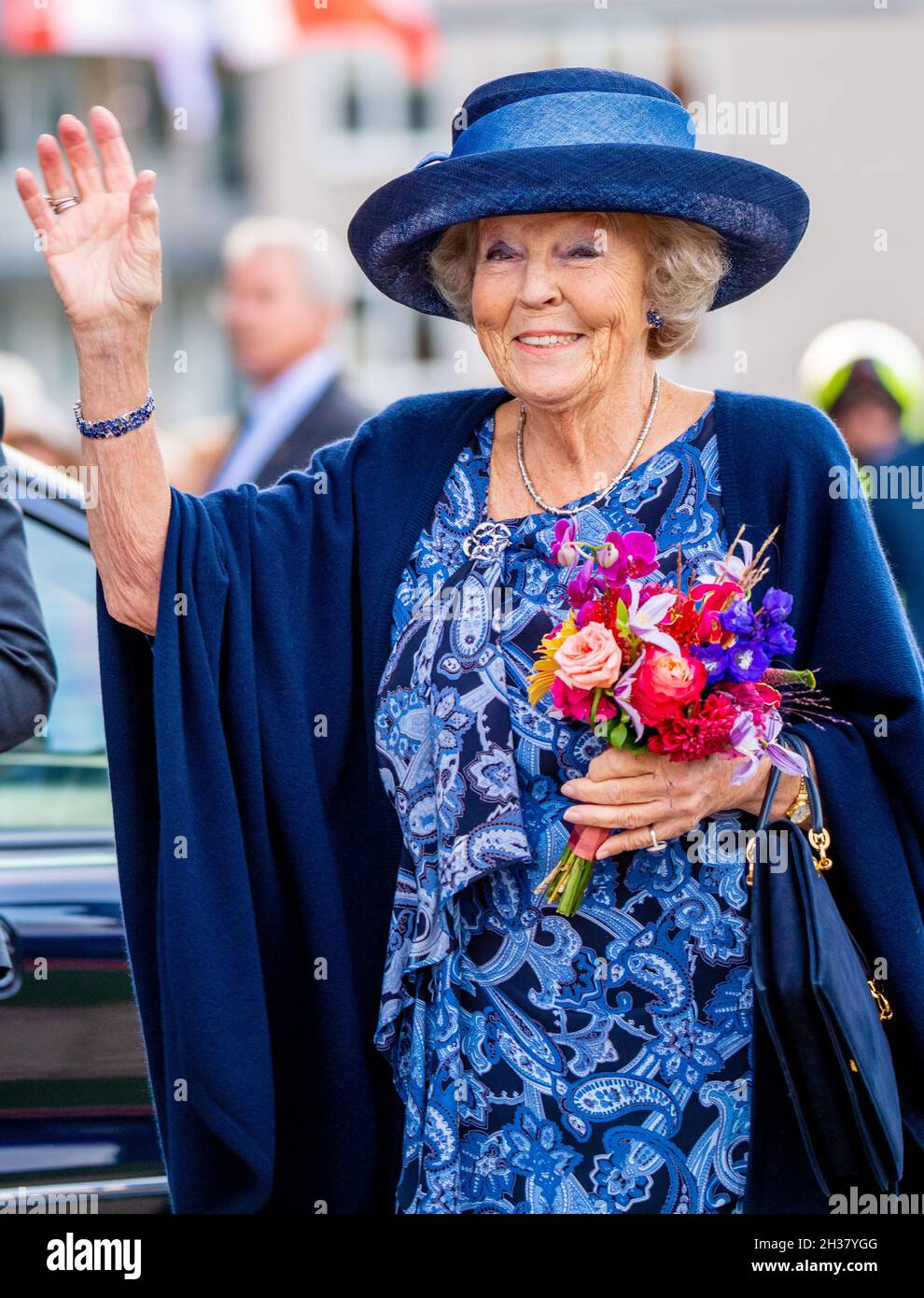 La princesse Beatrix à l'ouverture du pont du Prince Claus à Dordrecht ...