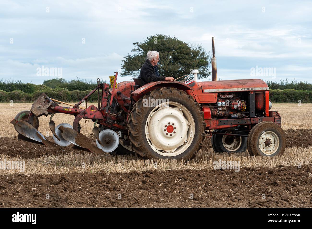 Tracteurs Labourant Labourant Royaume Uni Banque d'image et photos - Alamy