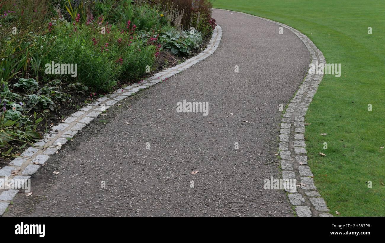 Trottoir sinueux Banque de photographies et d’images à haute résolution ...