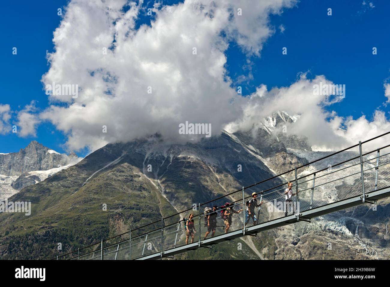 Randonneurs traversant le pont suspendu de charles kuonen Banque de ...
