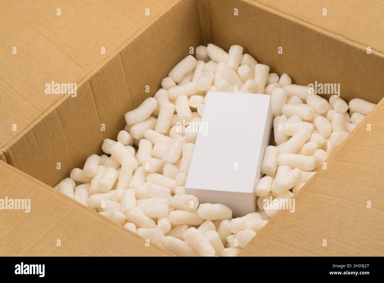 Boîte en carton avec mastic de mousse de polystyrène pour un emballage ...