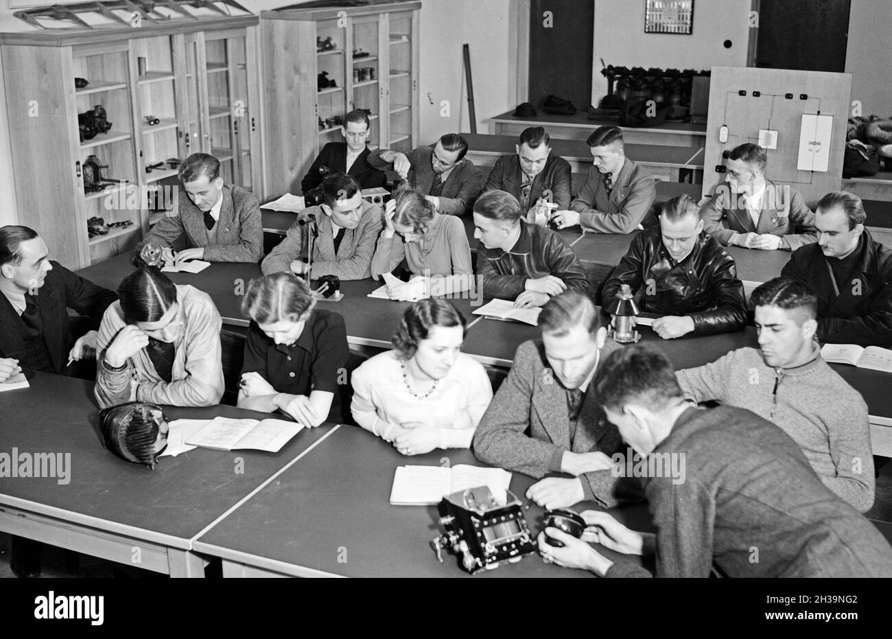 Salle de classe des années 1930 Banque de photographies et d’images à ...