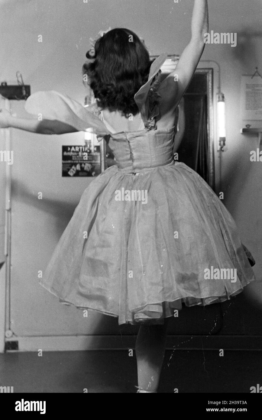 Woman and changing room and dress Banque d'images noir et blanc - Alamy