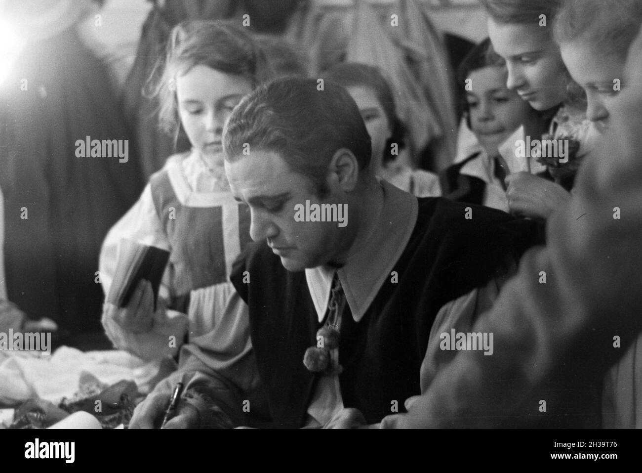 Ein opernsanger gibt autogramme im opernhaus in rom Banque d'images ...