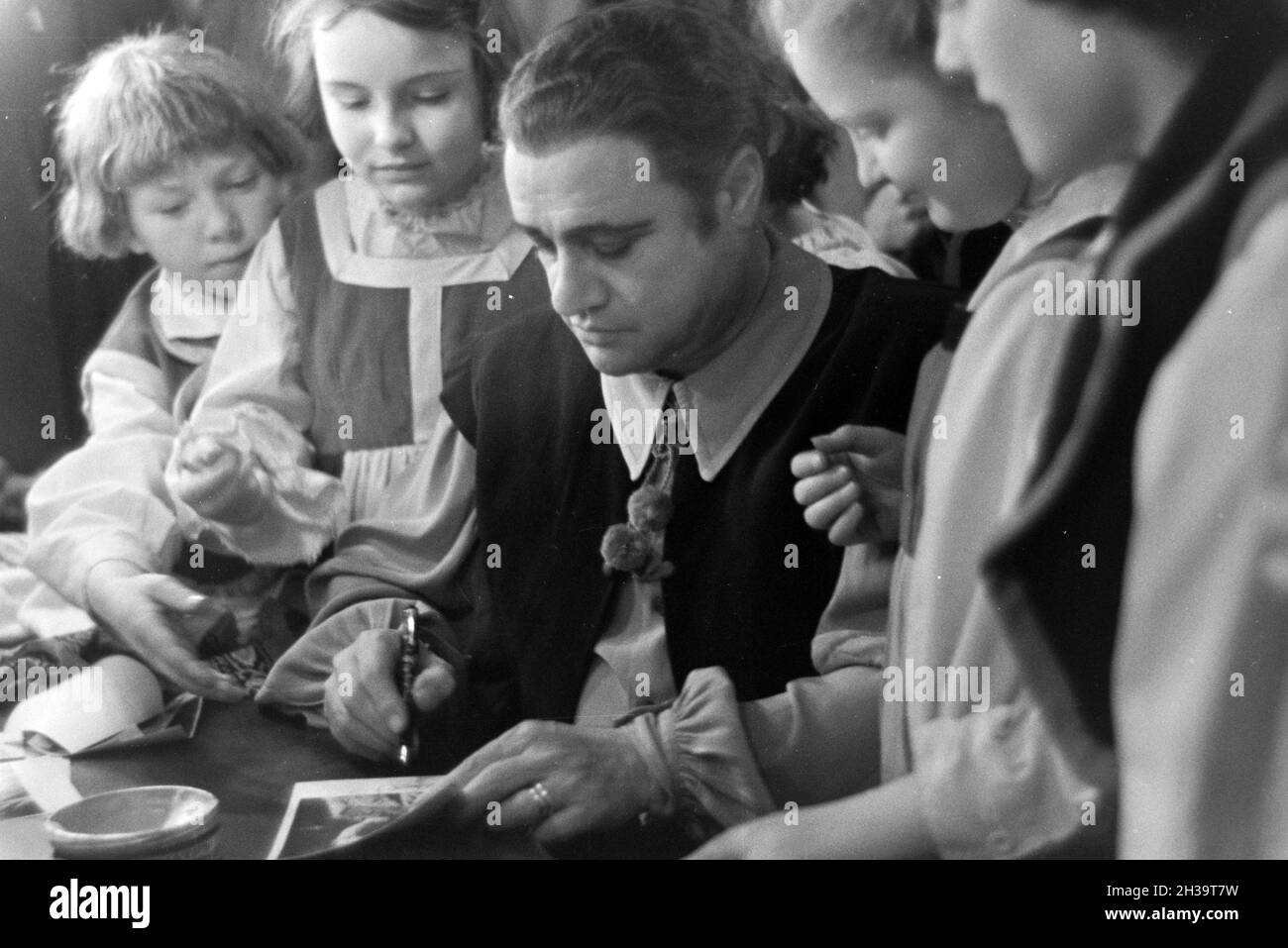 Ein opernsanger gibt autogramme im opernhaus in rom Banque d'images ...