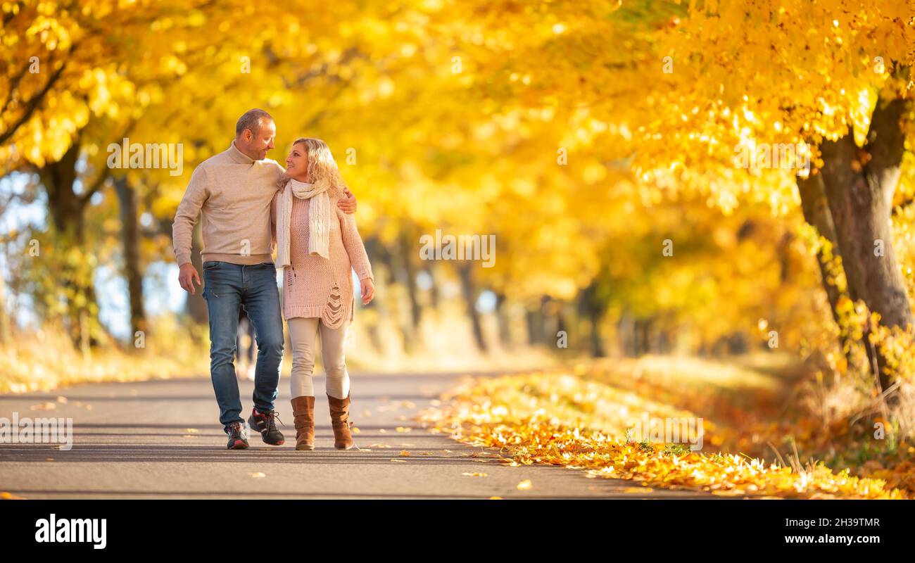Couple Amoureux En Promenade Banque d'image et photos - Alamy