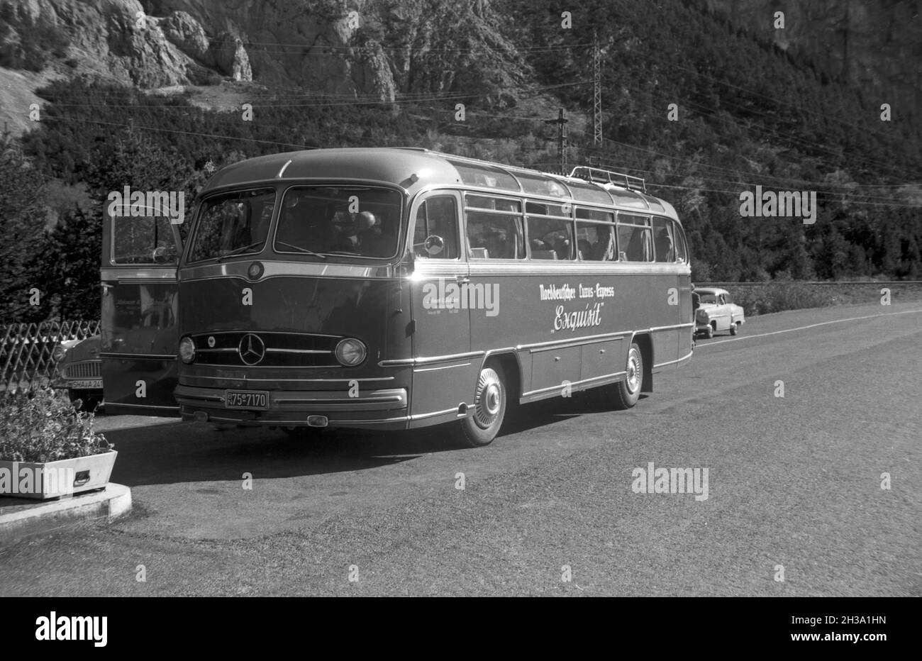 Ein Mercedes Reisebus O 321 H auf Reisen, Deutschland 1950er Jahre.Un ...