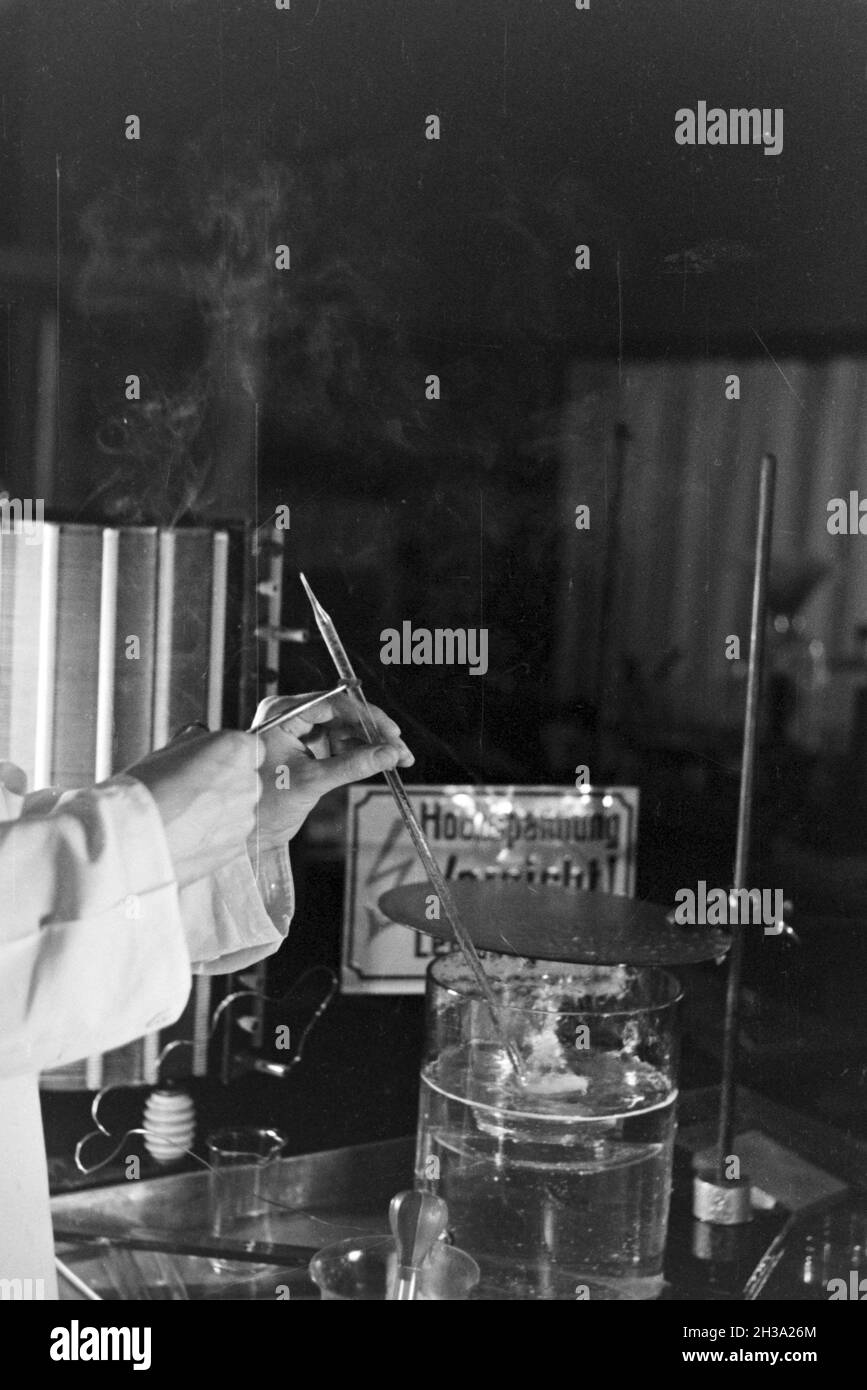 Dans un Versuchsanordnung Labor für Chemie, Deutschland 1930 er Jahre ...