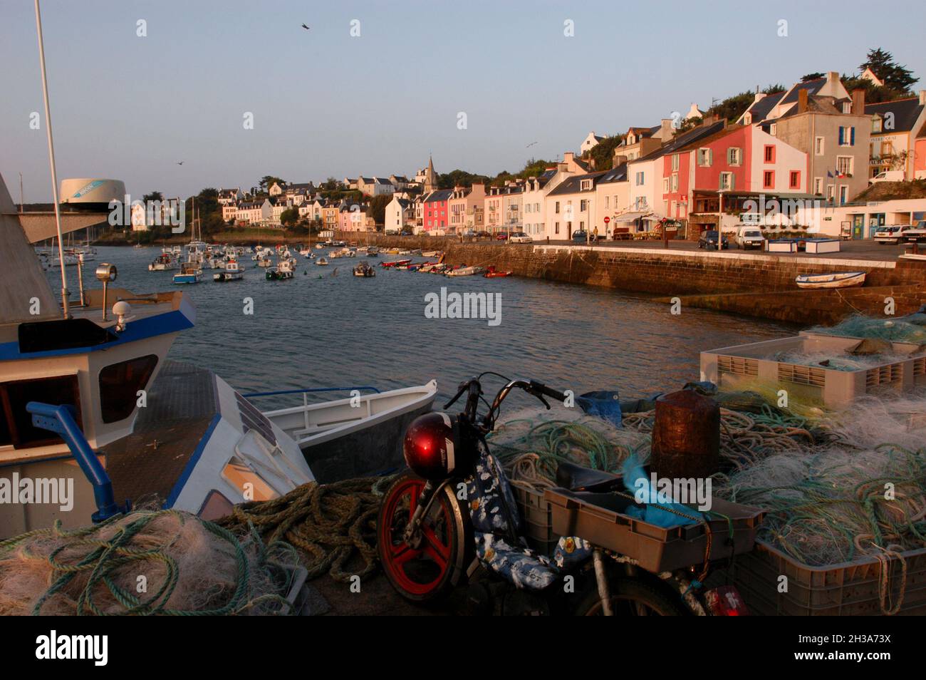 FRANCE.RÉGION BRETAGNE.MORBIHAN (56) BELLE-ILE-EN-MER.LE PORT DE SAUZON ...