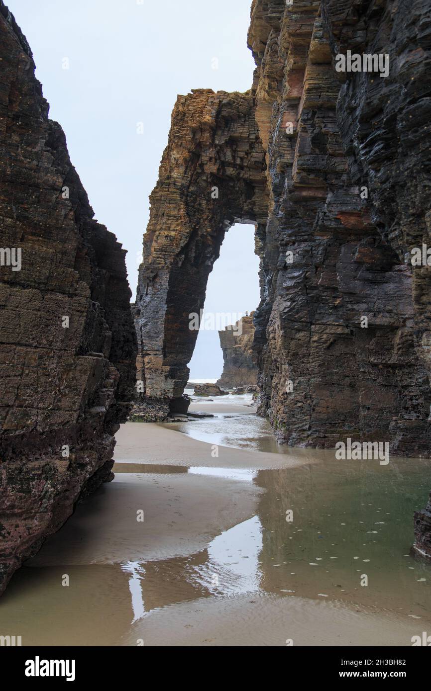 Plan vertical d'une arche de pierre naturelle à la plage des ...