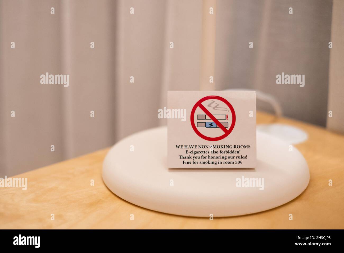 Panneau non fumeur dans la chambre d'hôtel.Non-fumeurs.Cigarettes et ...