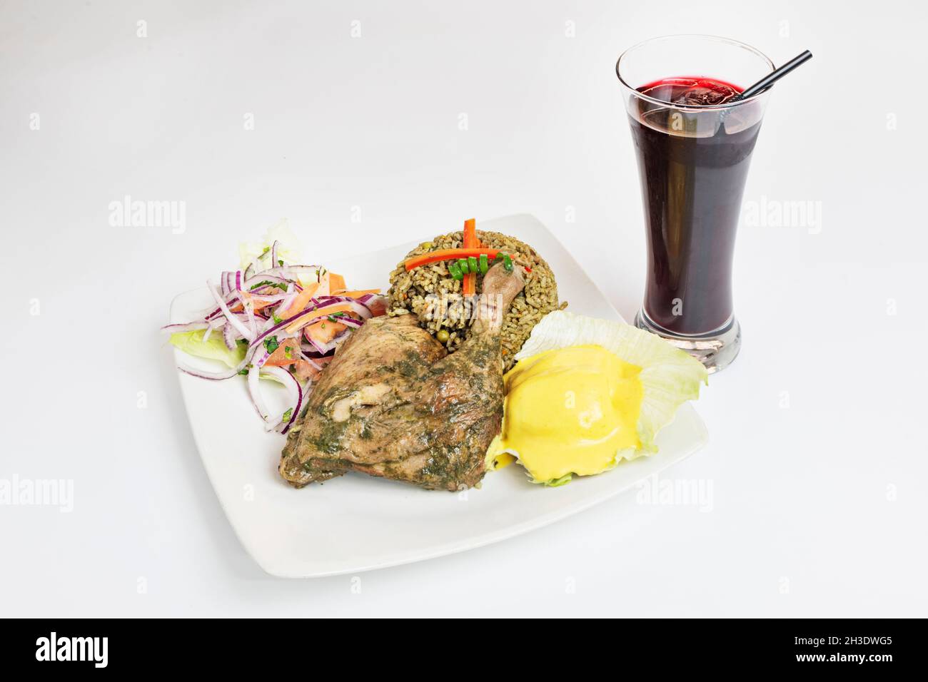 Ration de cuisse de poulet cuite avec une recette péruvienne avec riz ...