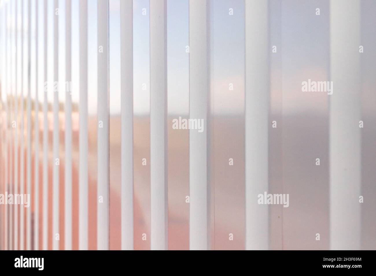 Mur en métal strié blanc brillant avec reflets colorés, texture de la ...