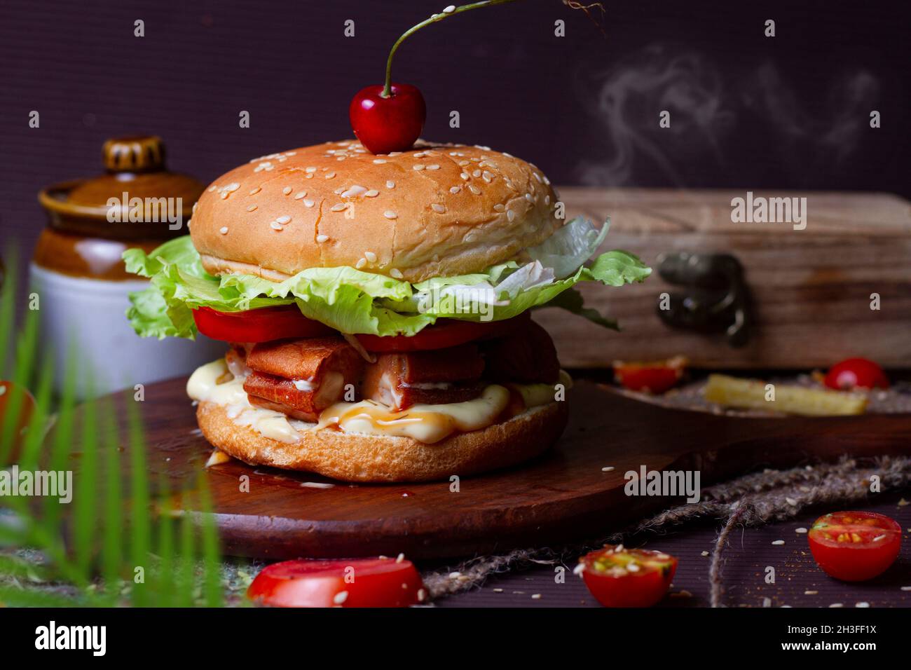 Poulet juteux SAUCISSE HAMBURGER, hamburger ou cheeseburger avec une ...