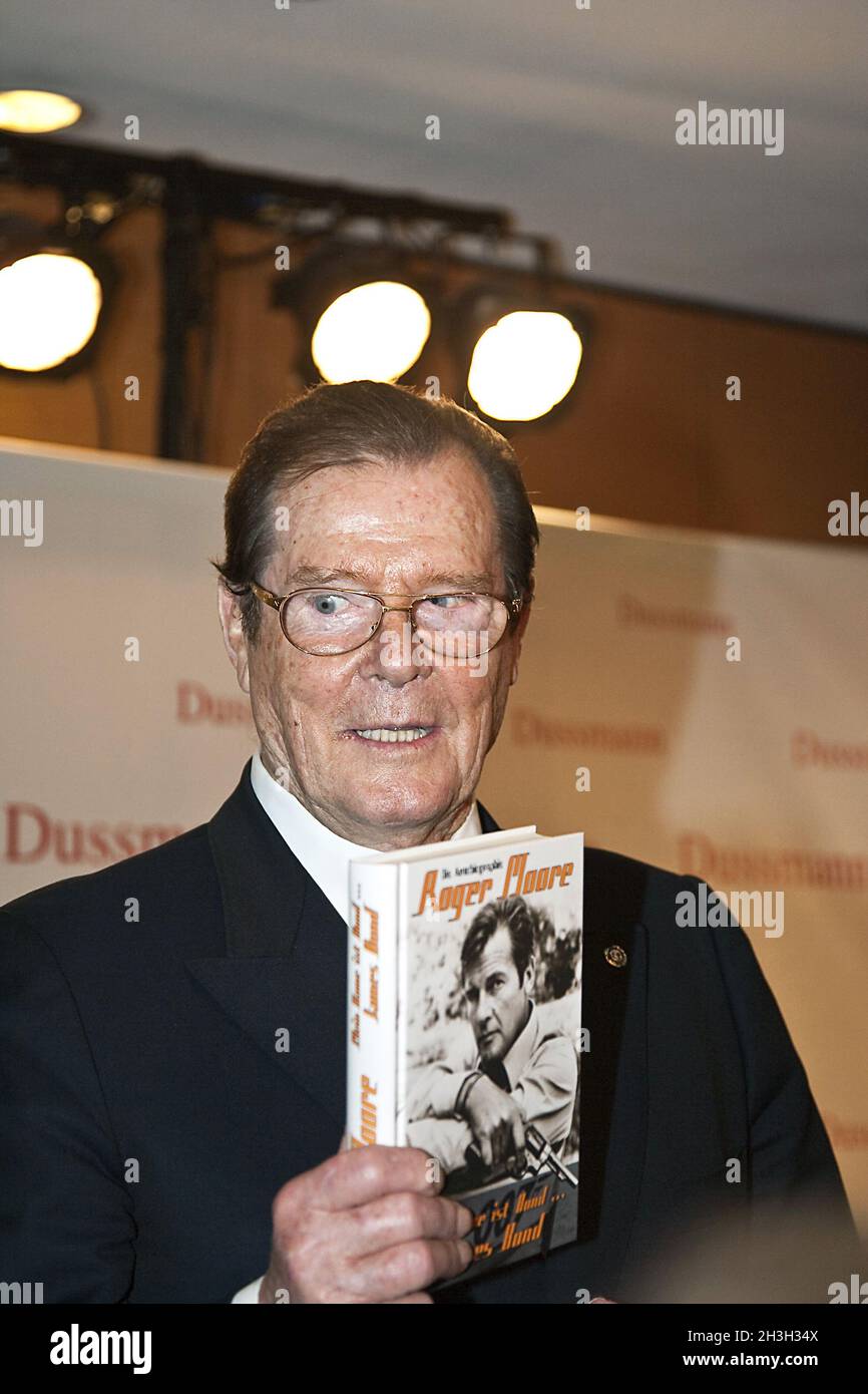 Roger moore and his wife kristina tholstrup Banque de photographies et ...