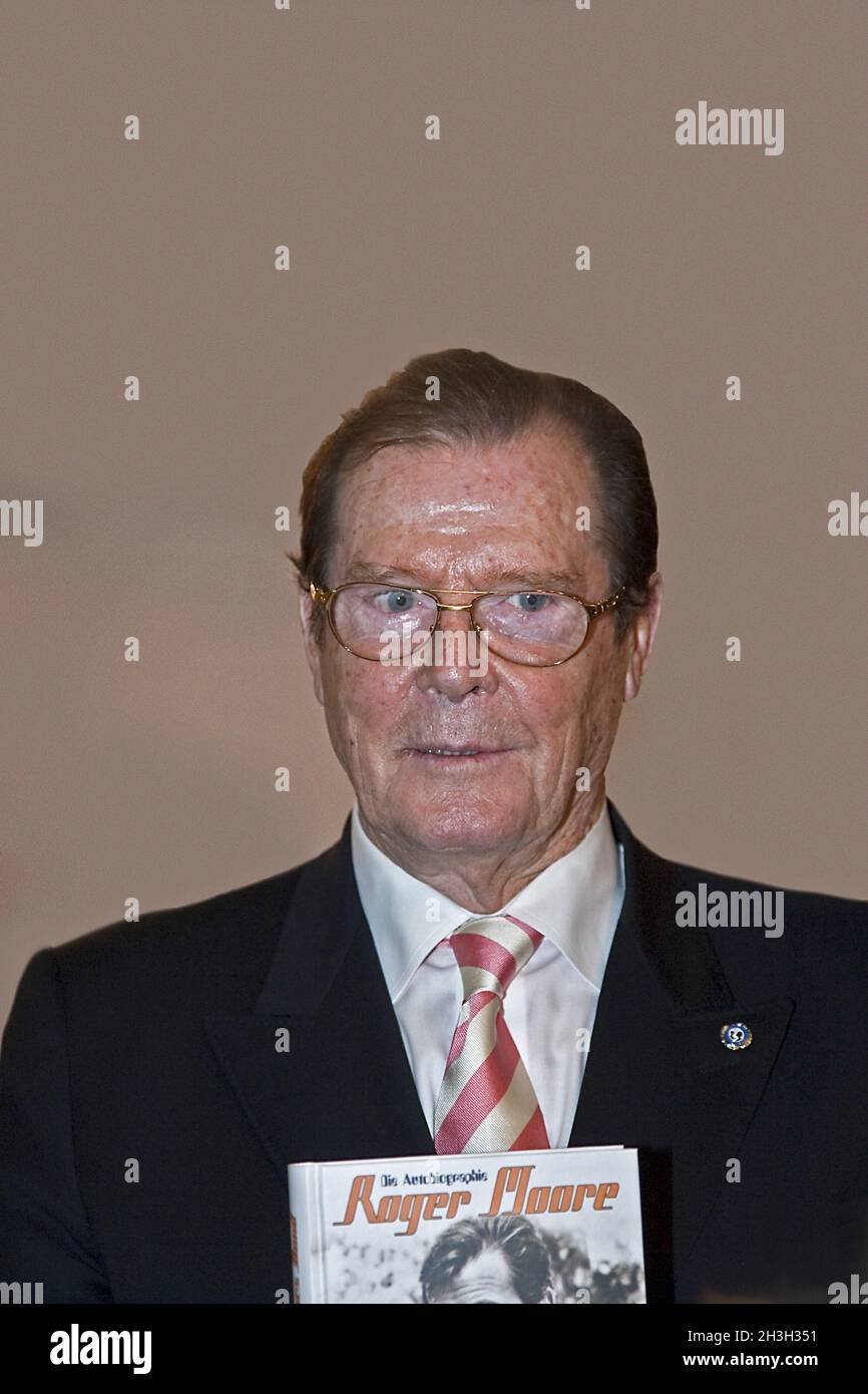 British actor roger moore wife Banque de photographies et d’images à ...