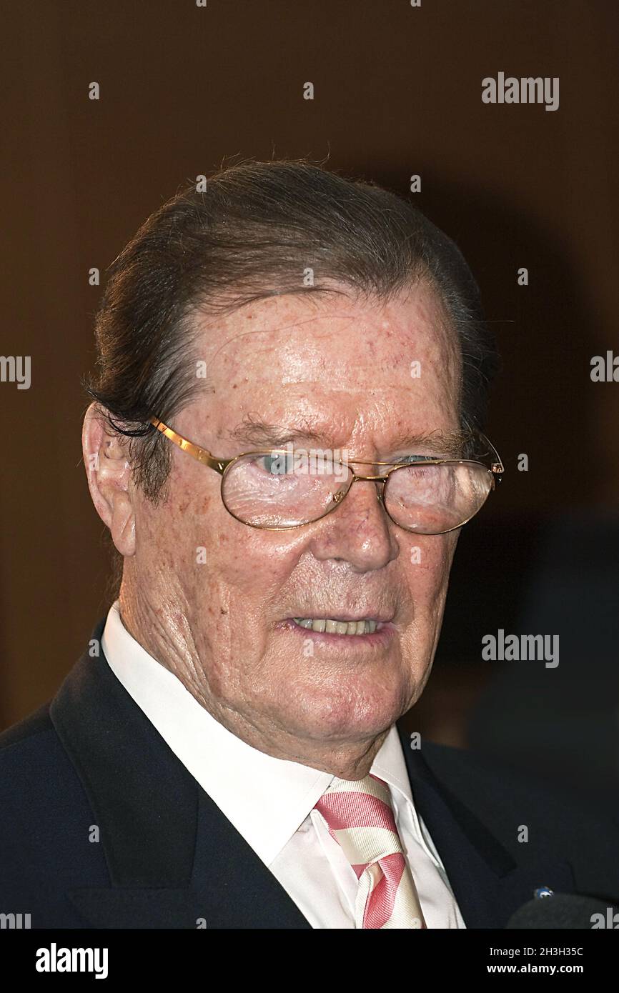 James bond roger moore Banque de photographies et d’images à haute ...