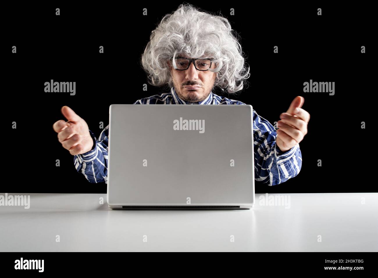 Old man confused computer Banque de photographies et d’images à haute ...