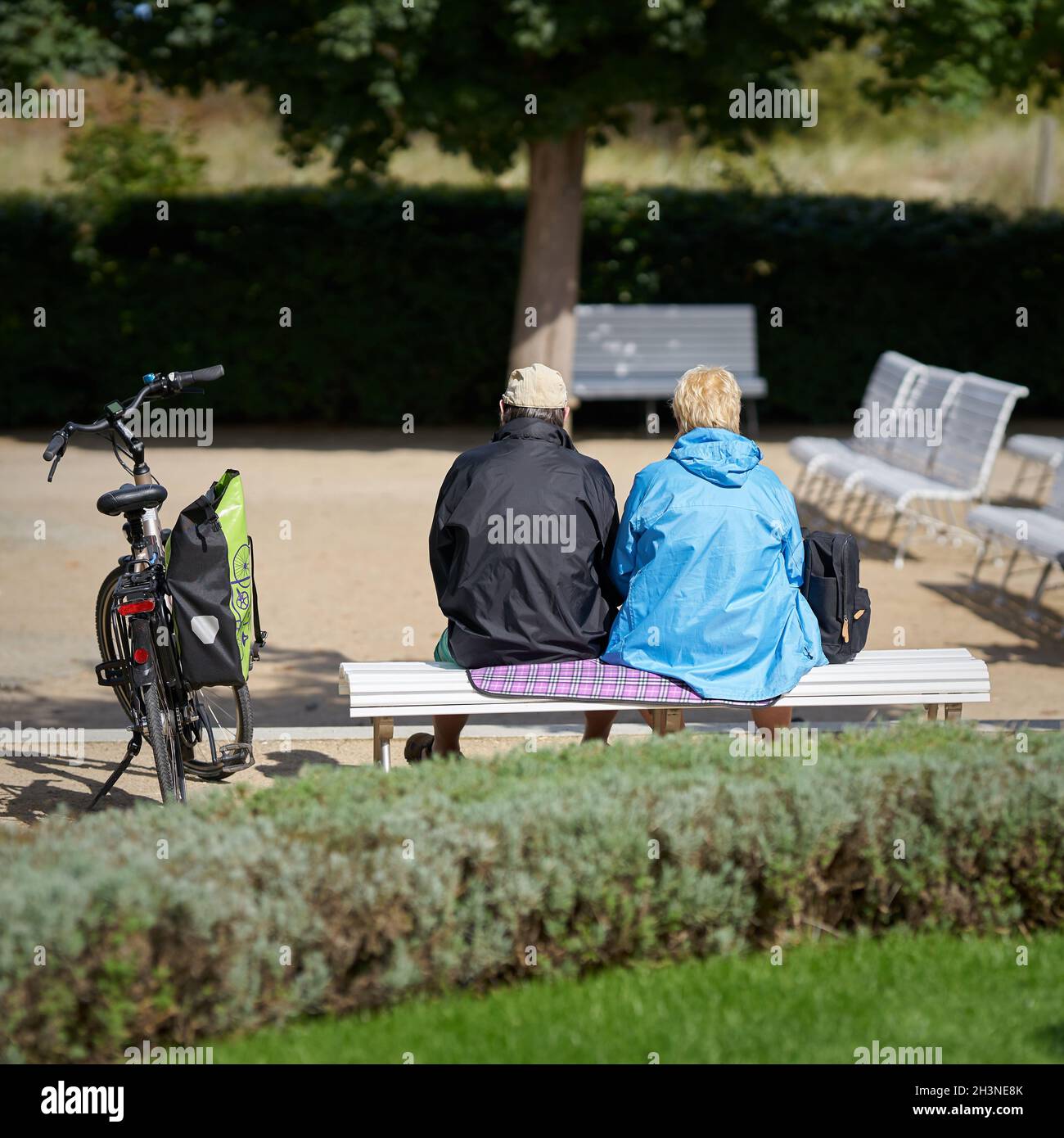 Un Couple De Retraités Sur Un Banc De Parc Sur La Promenade De La Plage