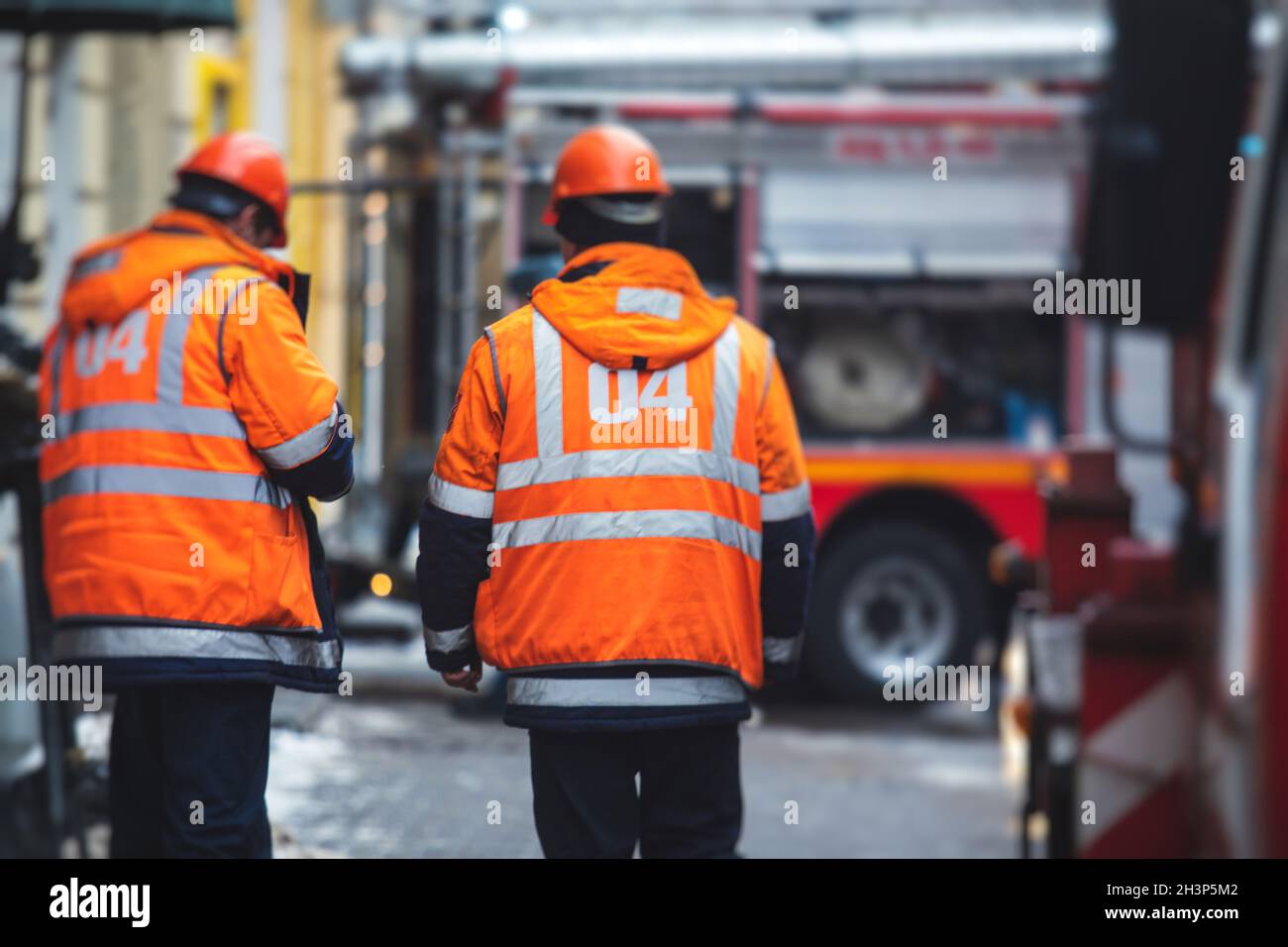 Groupe d'pompiers en uniforme pendant l'opération de lutte contre l ...