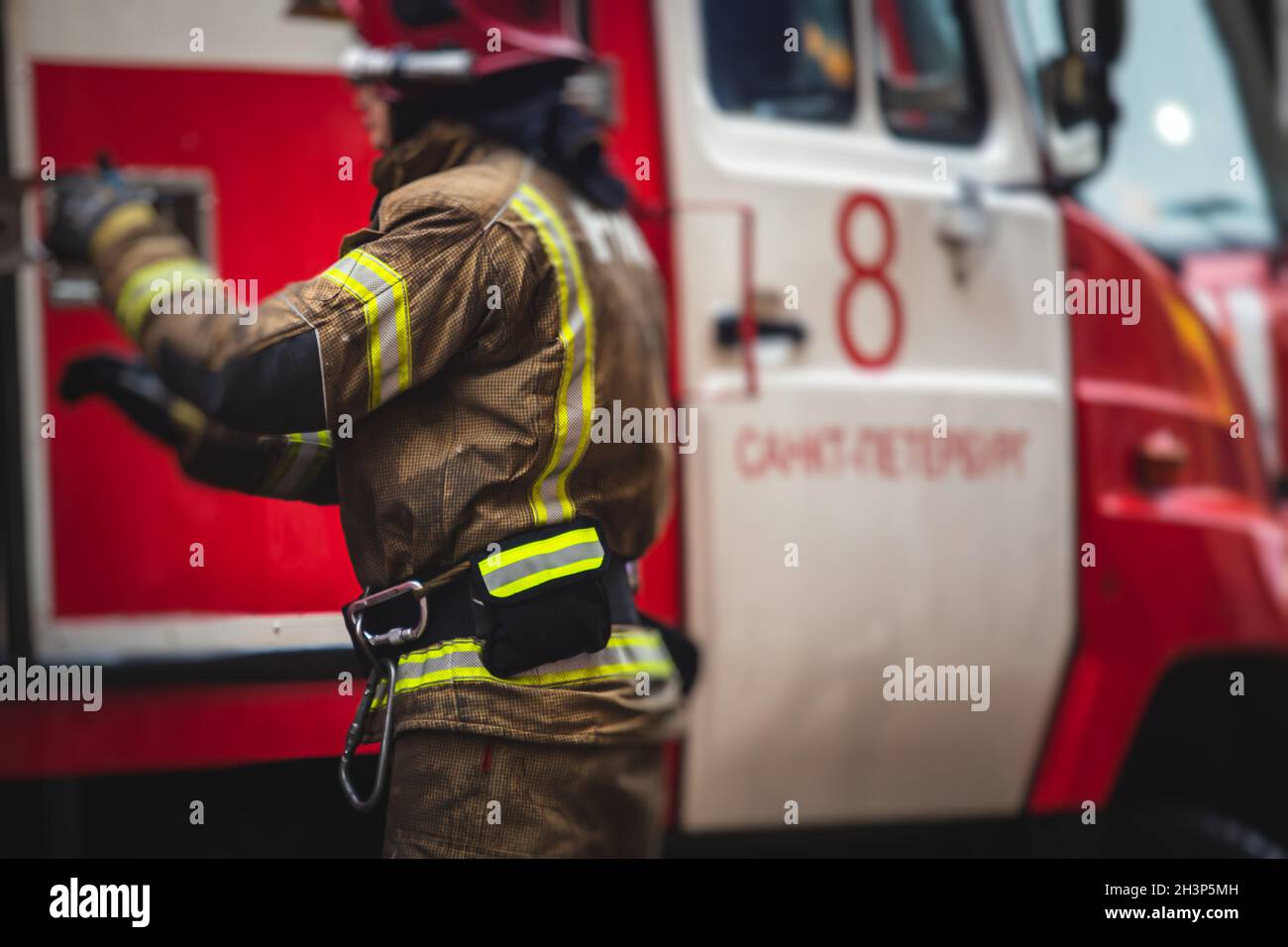 Groupe d'pompiers en uniforme pendant l'opération de lutte contre l ...
