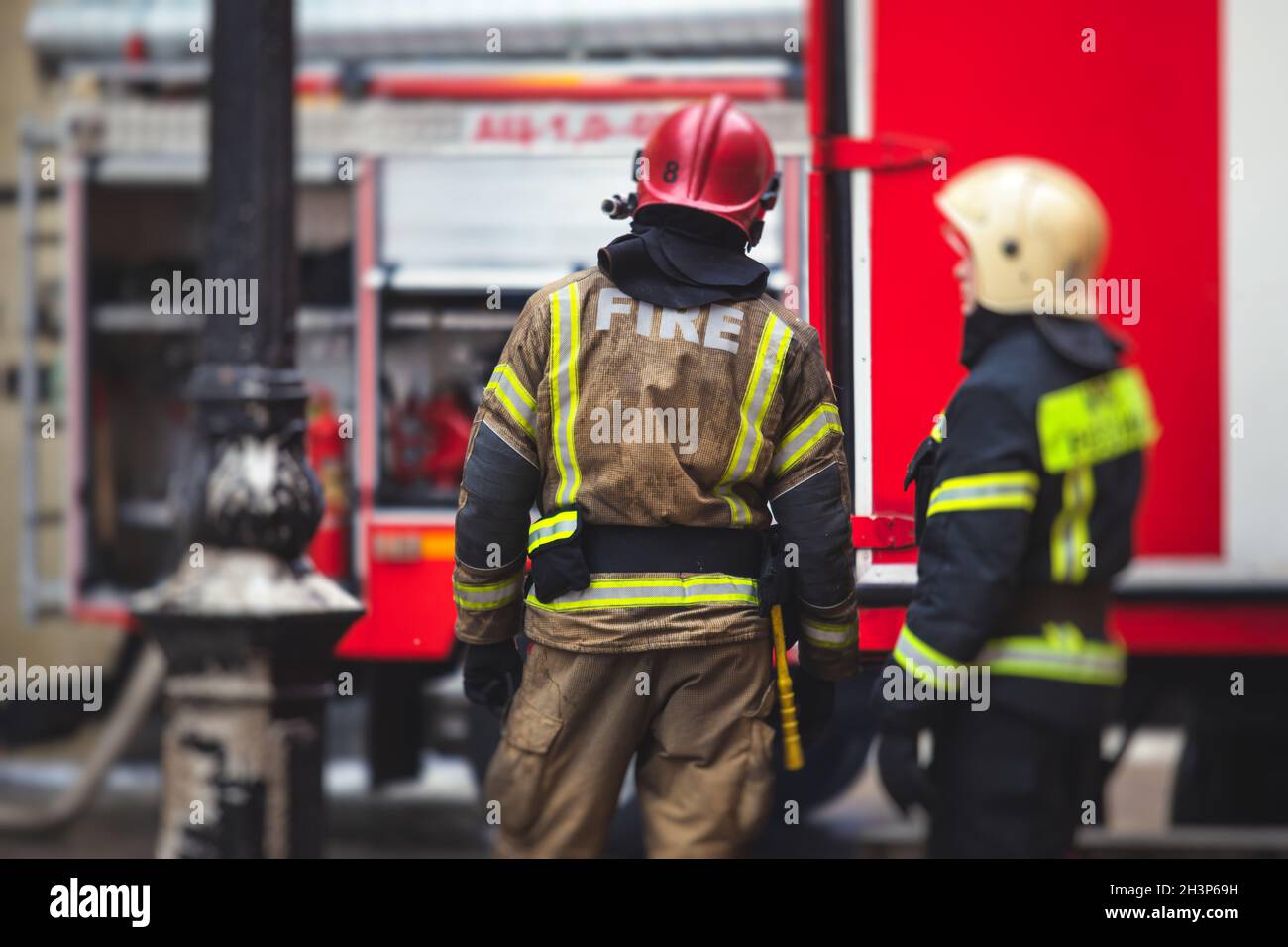 Groupe d'pompiers en uniforme pendant l'opération de lutte contre l ...