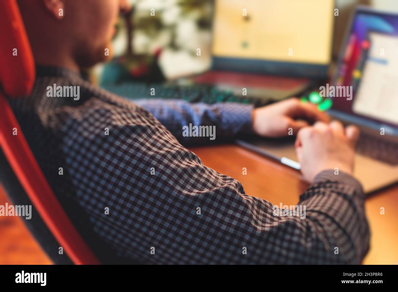 Programmeur DÉVELOPPEUR INFORMATIQUE travaillant et codant sur son lieu ...