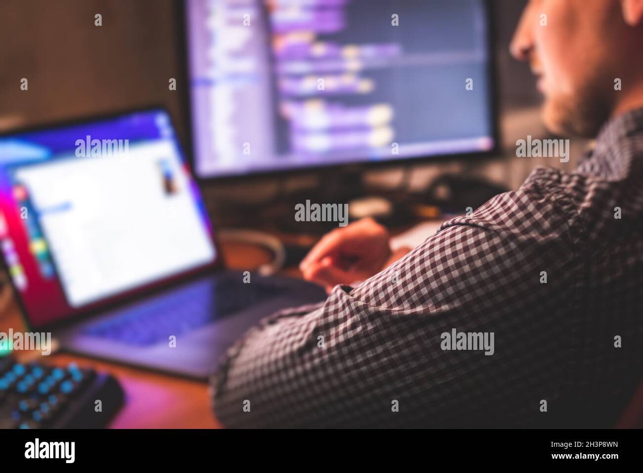 Programmeur DÉVELOPPEUR INFORMATIQUE travaillant et codant sur son lieu ...