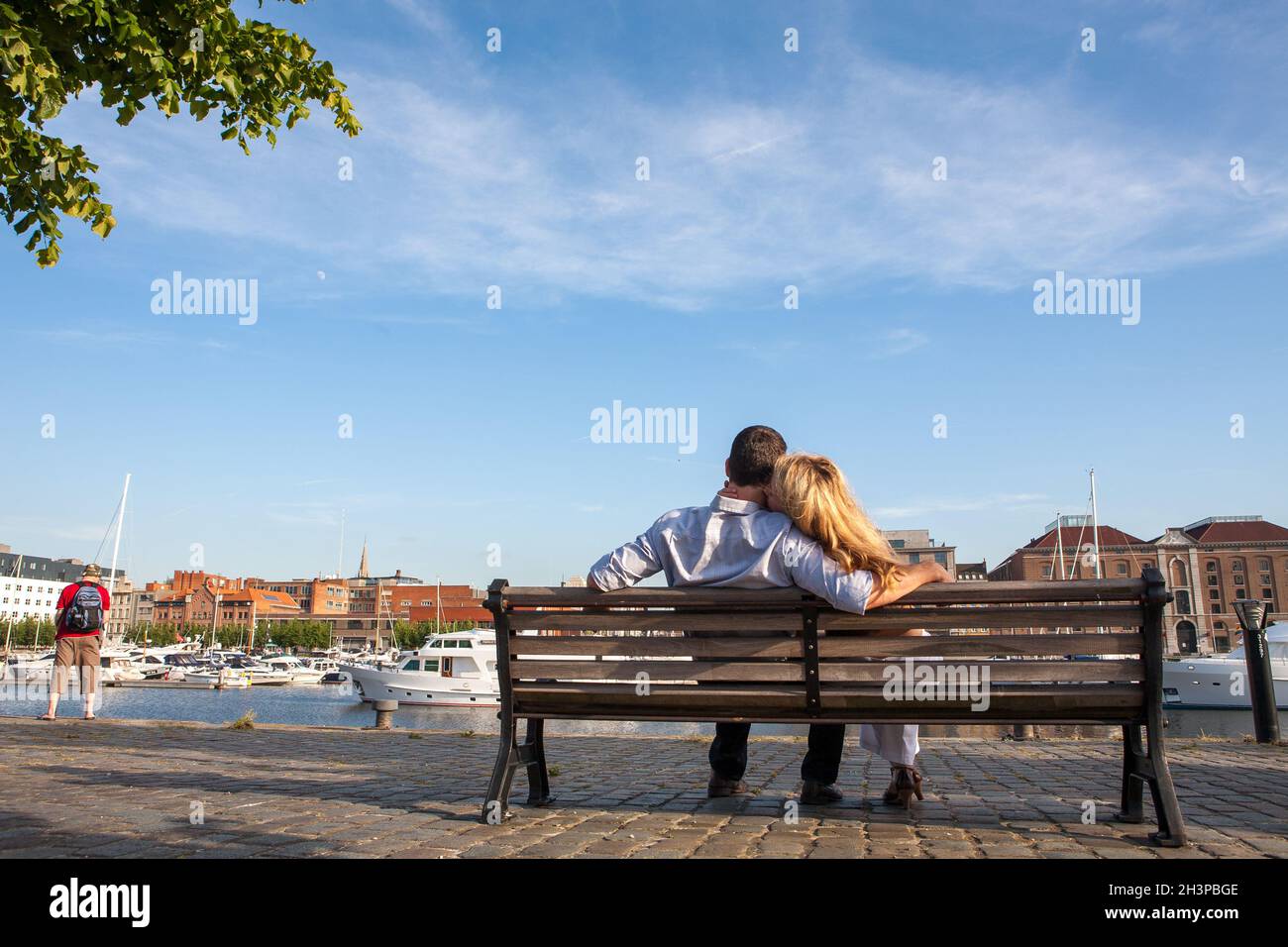 Deux personnes assises sur un banc blanc Banque de photographies et d ...