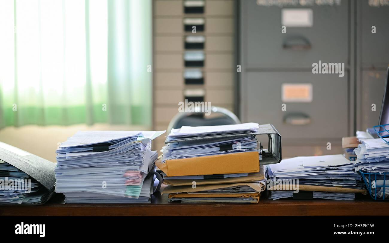 Messy workplace table stack paper Banque de photographies et d’images à ...