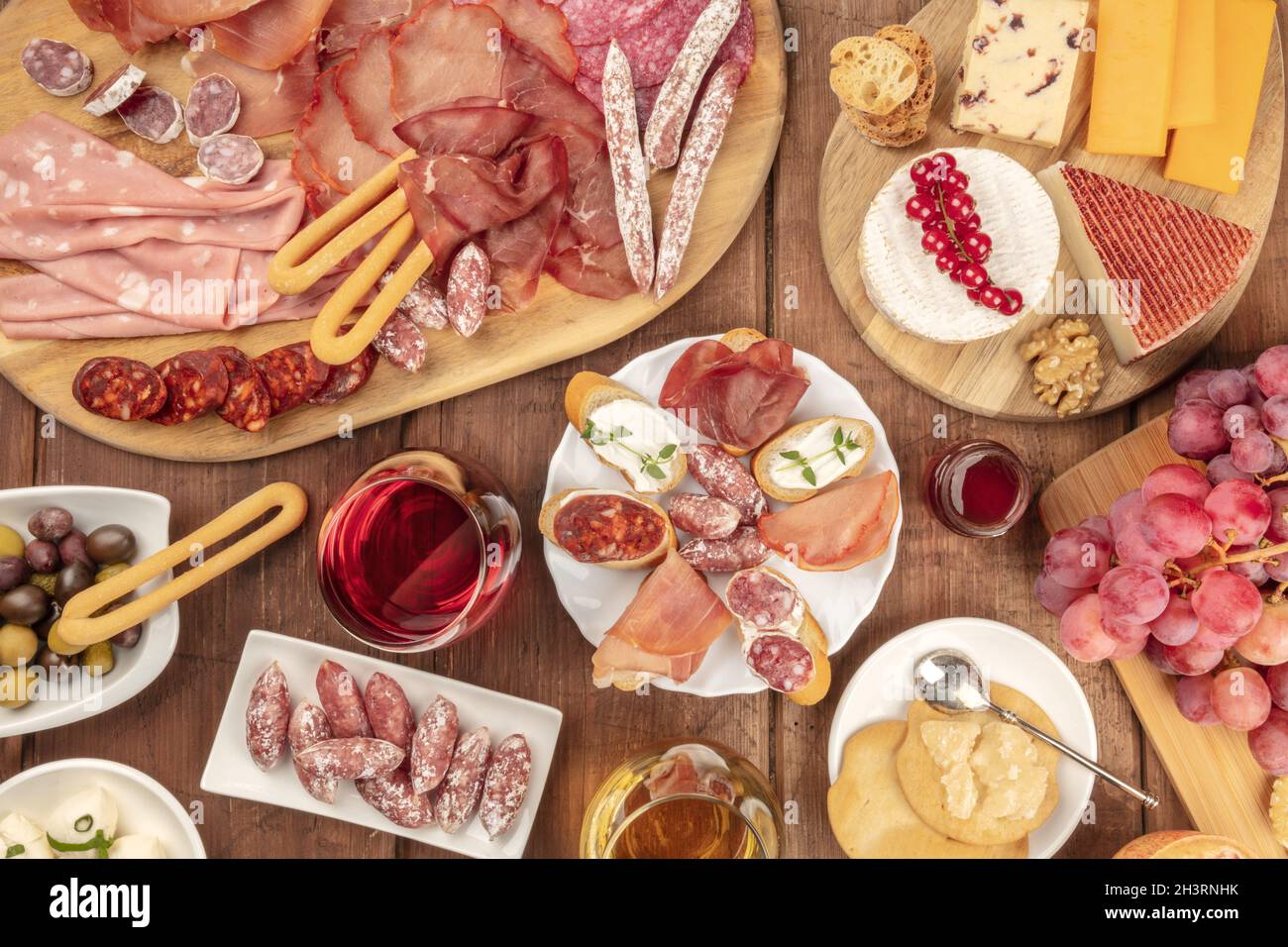 Dégustation de charcuterie.Une photo de nombreuses saucisses et jambons ...