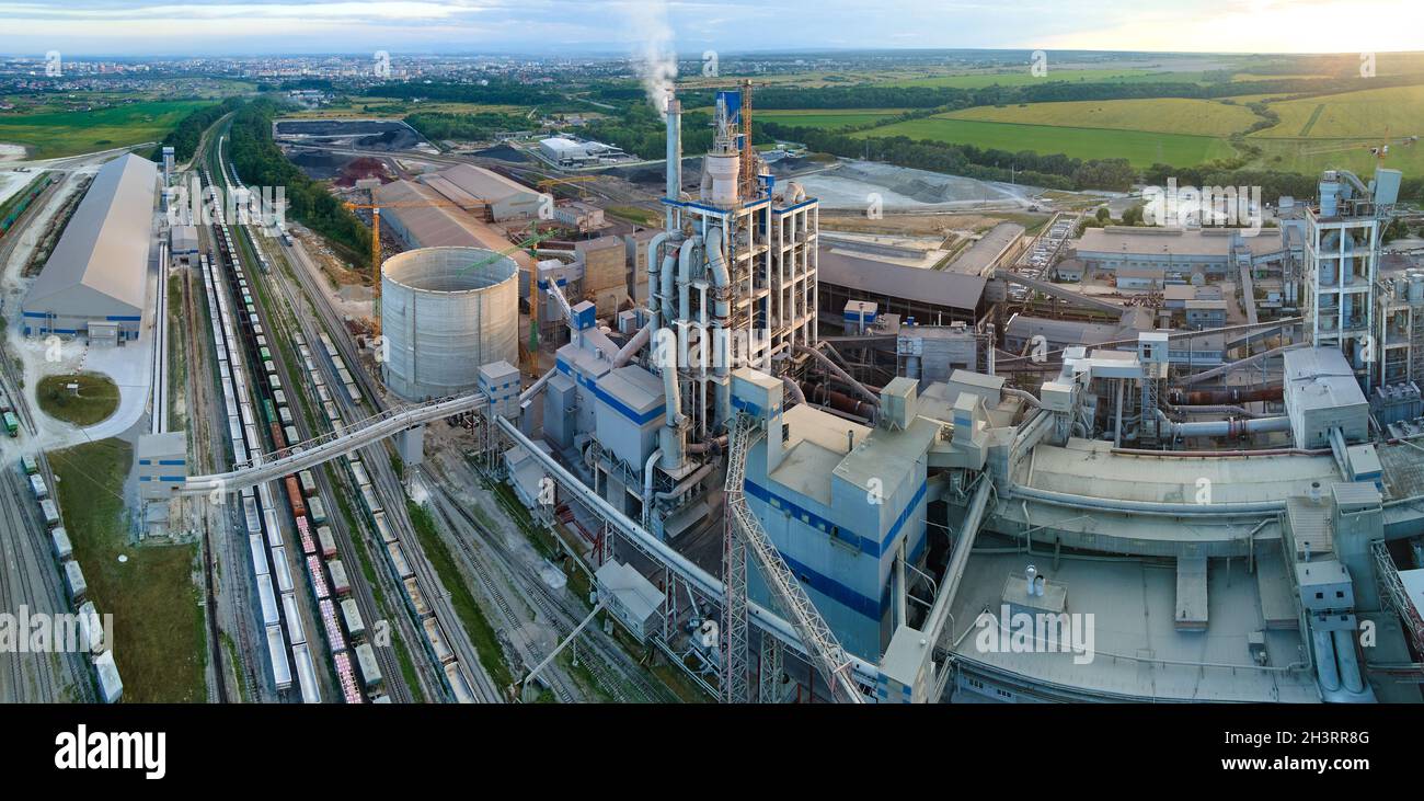 Vue aérienne de l'usine de ciment avec une structure en béton élevée et ...