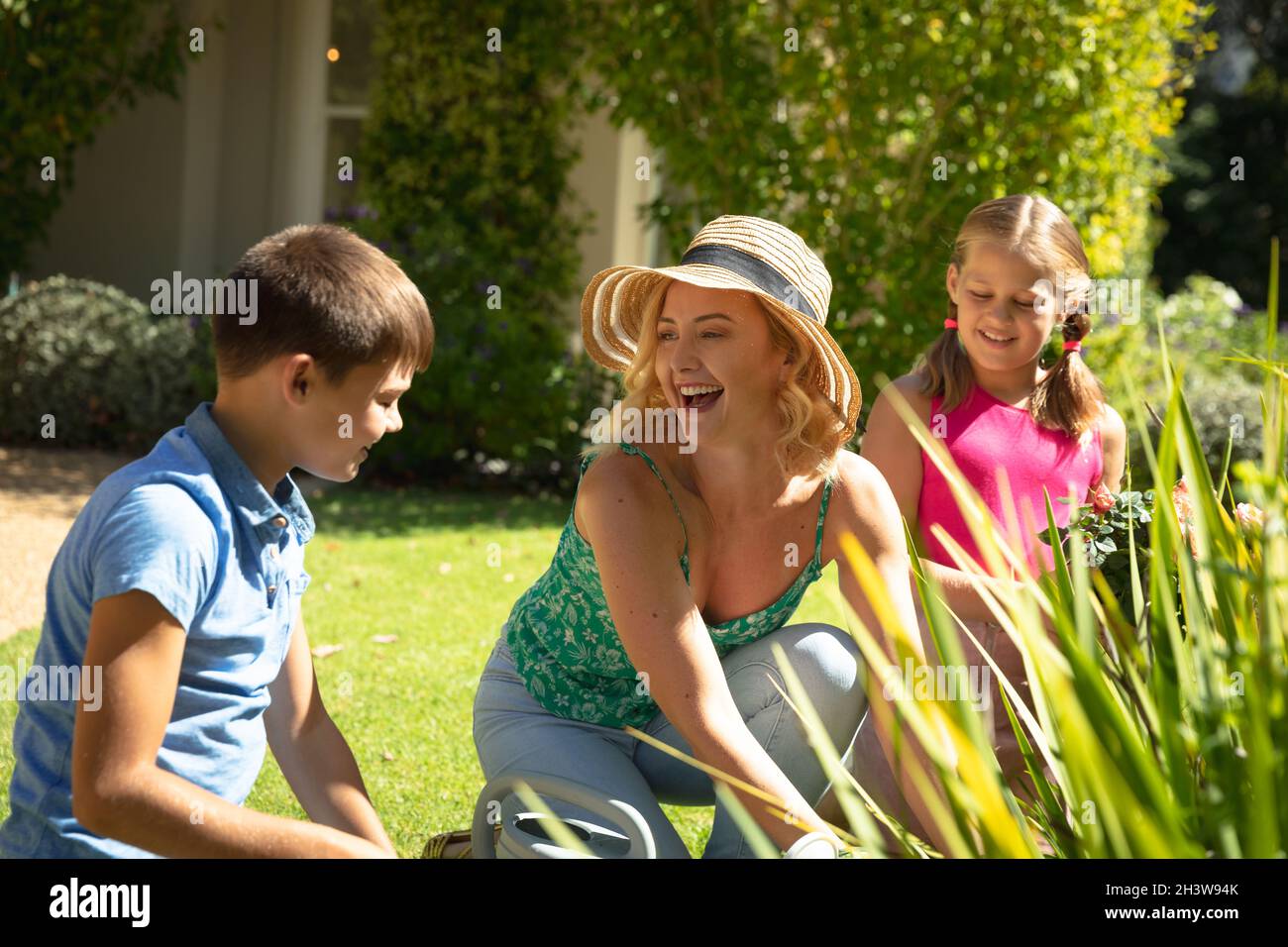 Bonne Mère De Race Blanche Avec Son Fils Et Sa Fille à Lextérieur