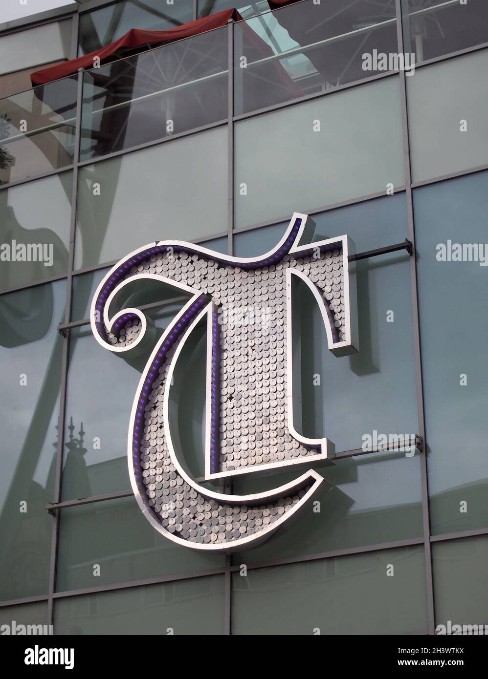 Le logo au-dessus de l'entrée ou du centre commercial trinity à ...