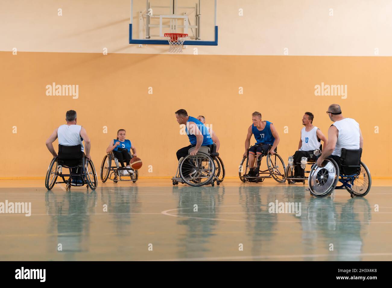 Les vétérans handicapés en action en jouant au basket-ball sur un ...
