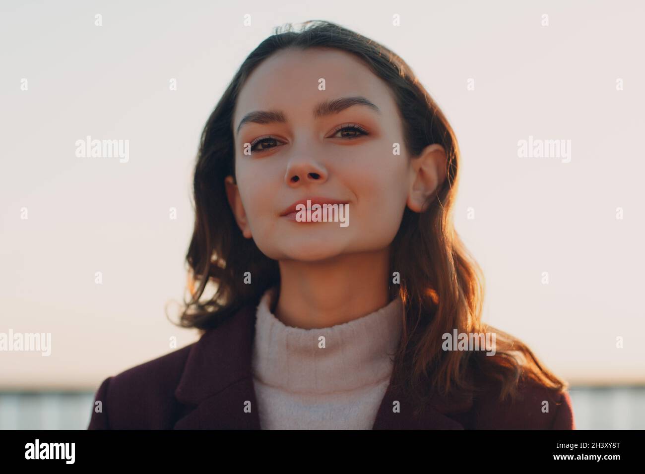 Femme brune souriante Banque de photographies et d’images à haute ...