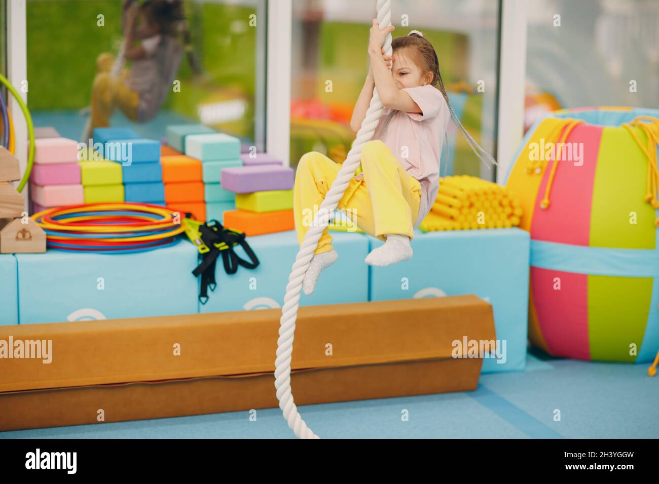 Grimper à la corde école Banque de photographies et d’images à haute ...