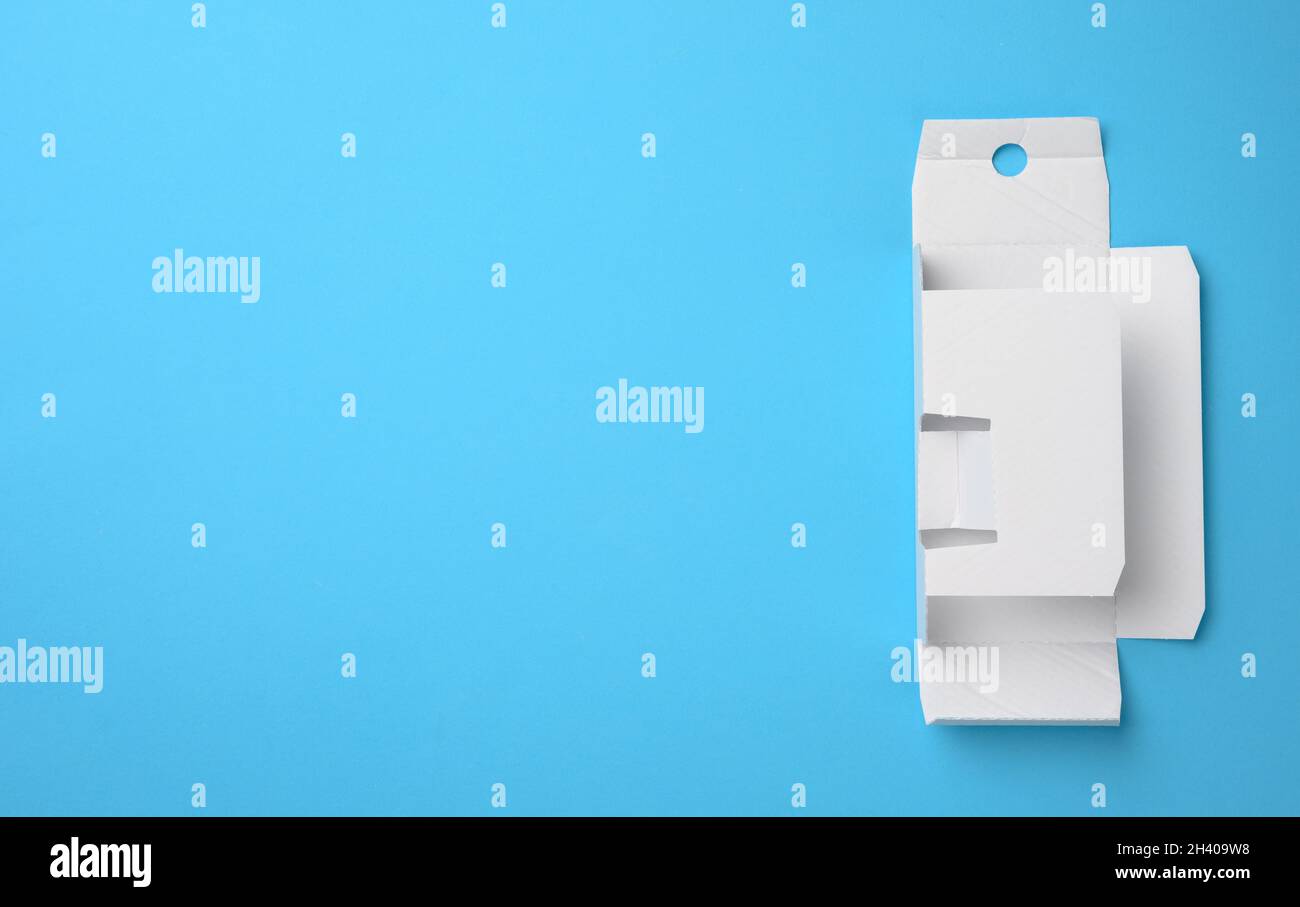 Papier de protection sous une boîte avec un parfum, gabarit en carton ...