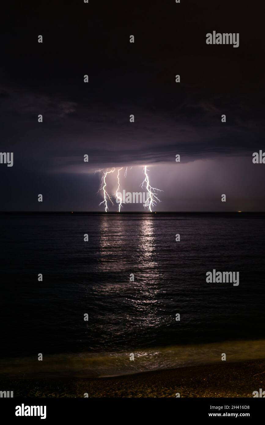 Éclairs sur la mer Banque d'image et photos - Page 2 - Alamy