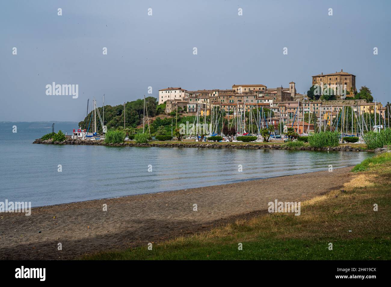 Vue sur le village de Capodimonte sur le lac Bolsena Photo Stock - Alamy