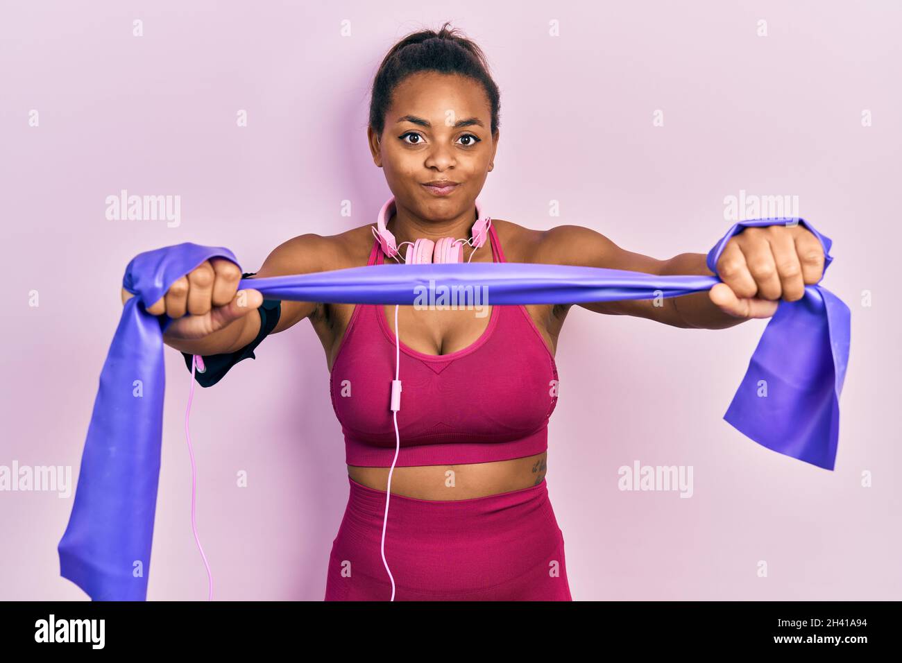 Jeune fille afro-américaine d'entraînement de la résistance de bras ...