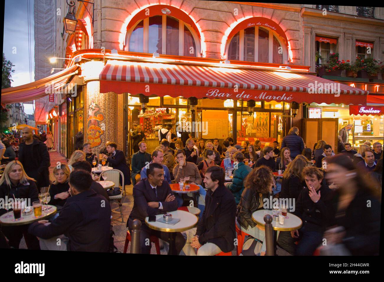 Les gens du bar de paris Banque de photographies et d’images à haute ...