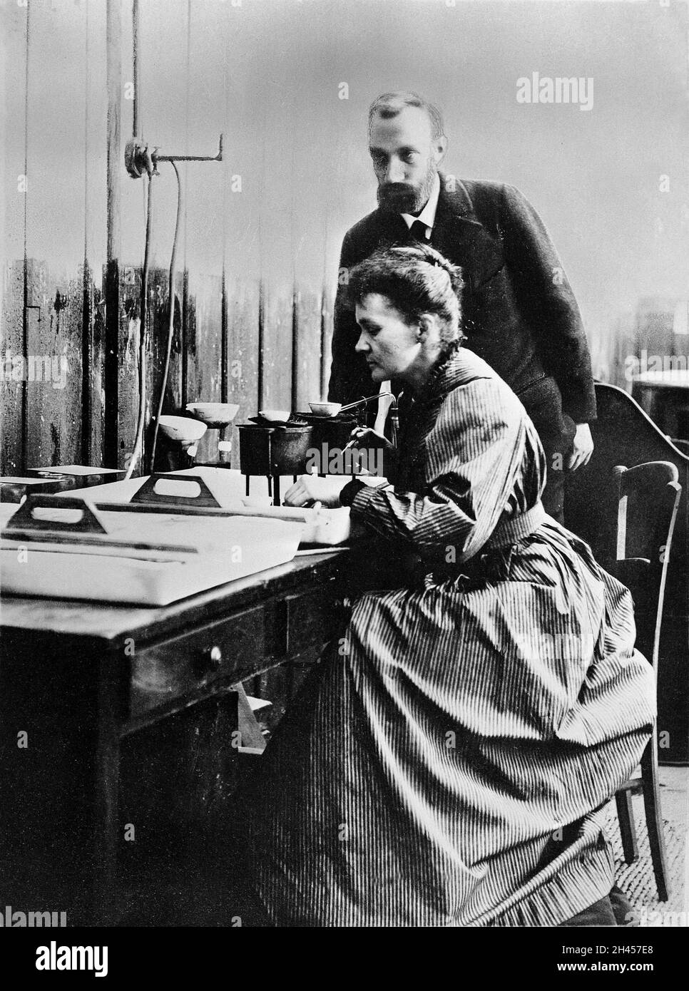 Marie and pierre curie in their laboratory Banque de photographies et d ...
