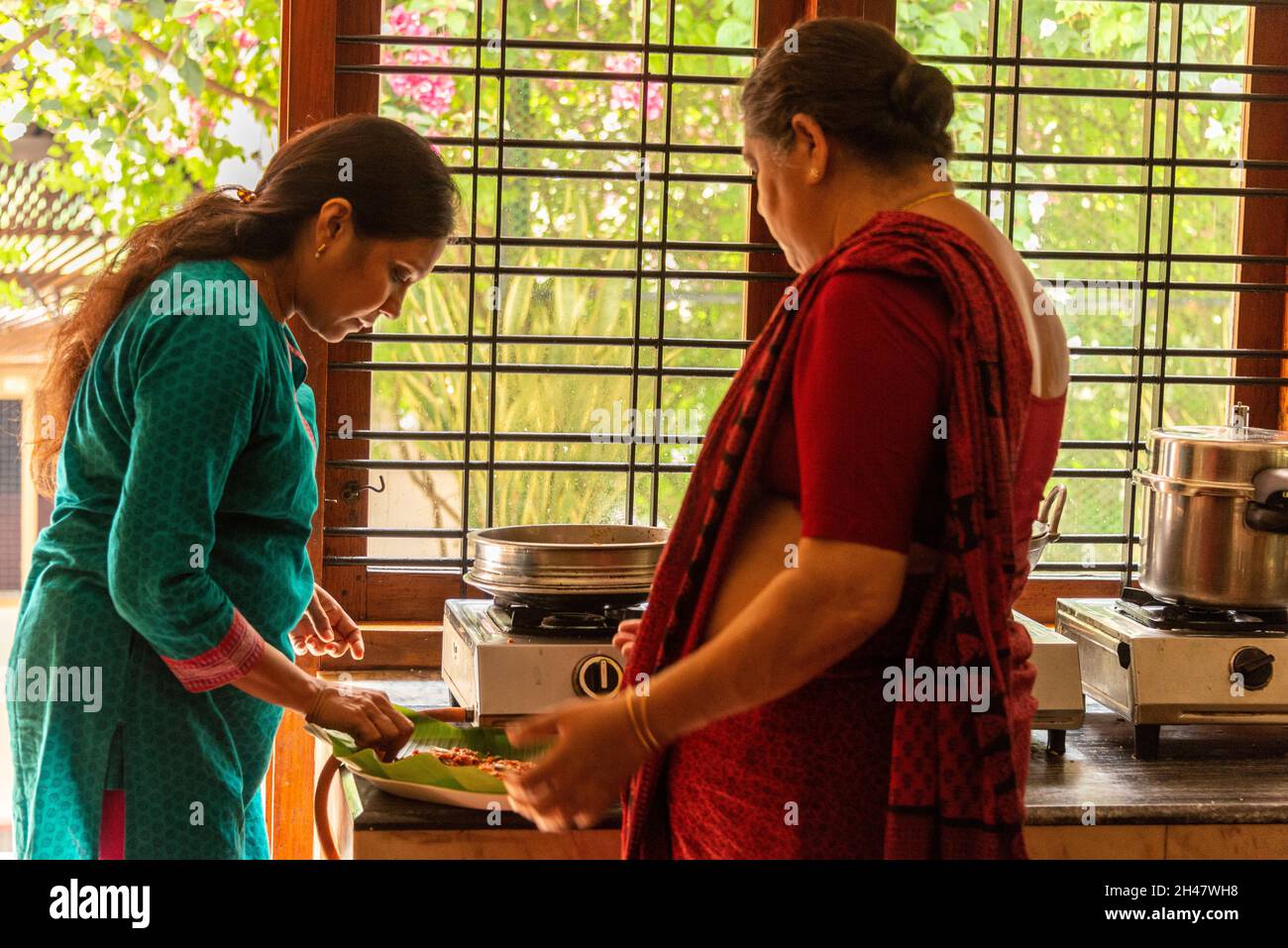 Les propriétaires, Anu Mathew et sa belle-mère, Aniamma Mathew, aident ...