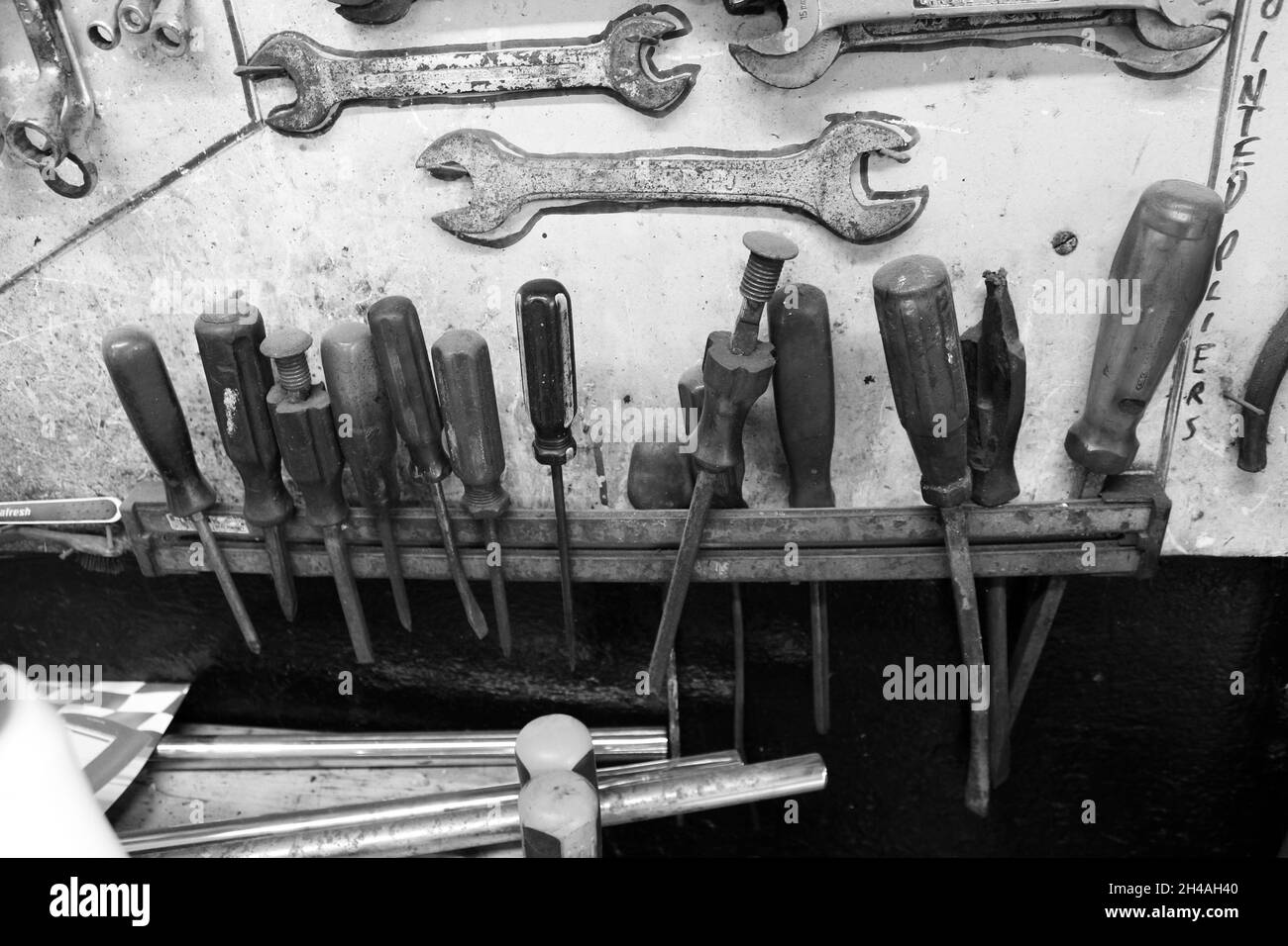 Outils suspendus dans un garage Banque de photographies et d’images à ...