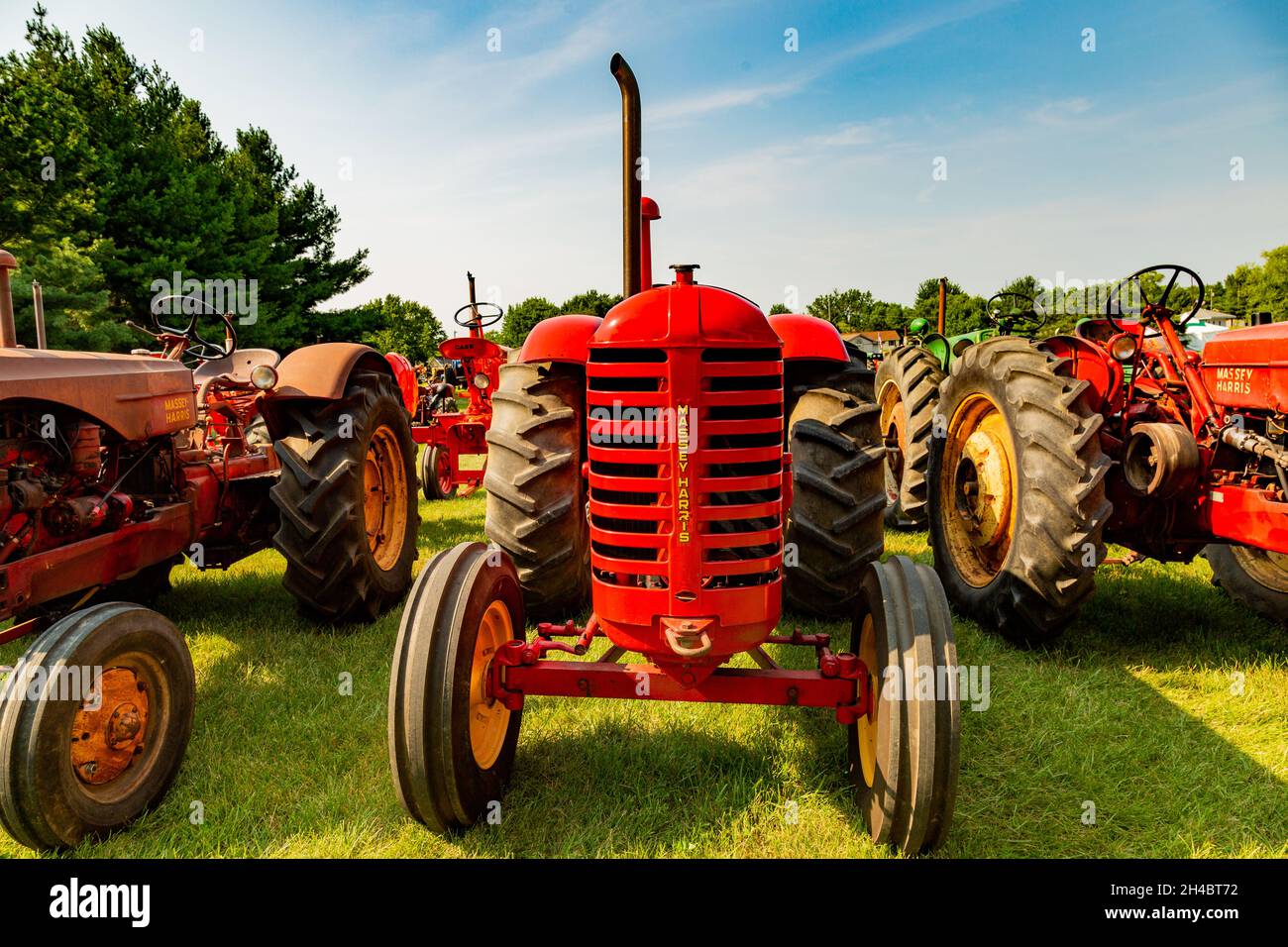 Un ancien tracteur agricole rouge Massey Harris exposé lors d'un salon ...