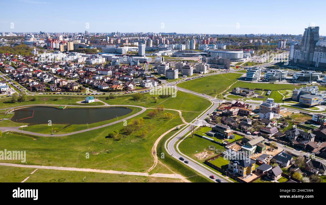 Vue depuis la hauteur du quartier de Drozdy et du complexe sportif de ...